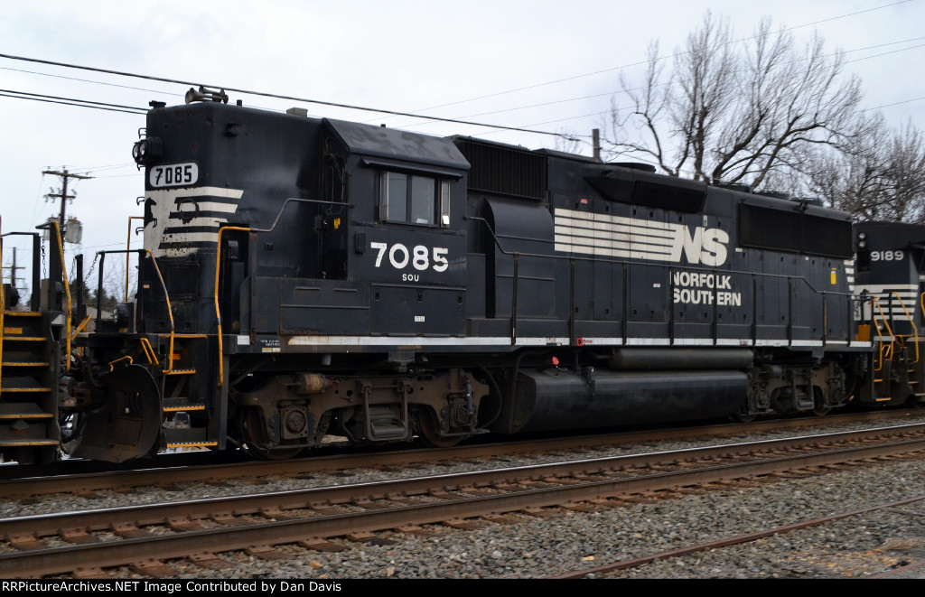 NS GP50 7085 in the middle on 19G